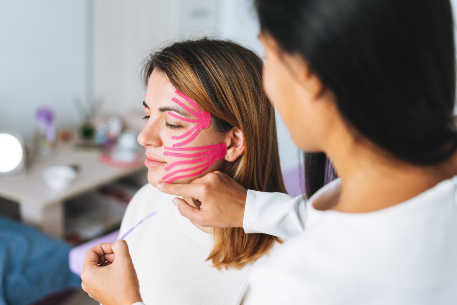 Taping twarzy to nowy sposób na zmarszczki. Jak stosować? Jakie daje ...